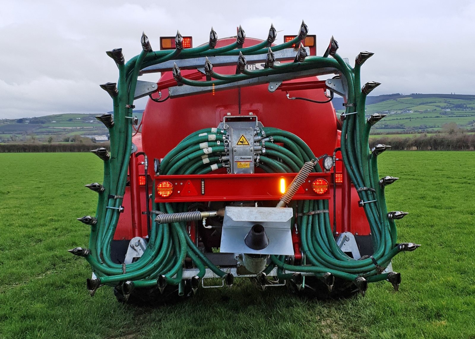 Γαλβανιζέ και αναδιπλούμενοι οι εγχυτήρες λιπασματοδιανομής της Hi-Spec