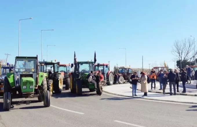Μπλόκο στον Ε-65 με τρακτέρ έστησαν οι αγρότες στην Καρδίτσα, ζητούν ...