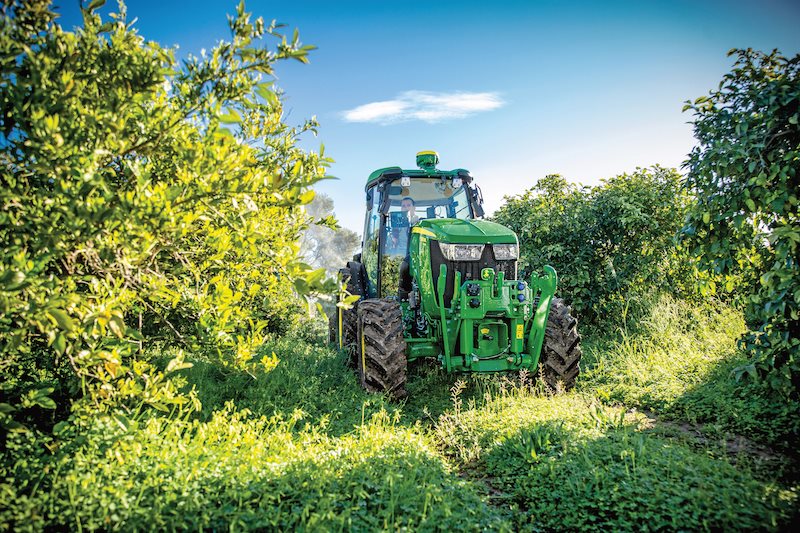 Αυξημένη ισχύ και πλούσιο εξοπλισμό φέρνουν τα 5ML δενδροκομικά John Deere