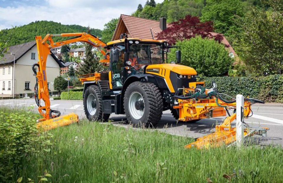 Πολυχρηστικά κάνει τα Fastrac 4000 η JCB